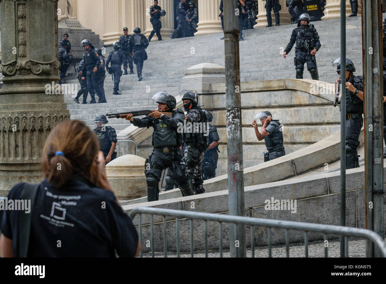 Rio De Janeiro, Brazil. 08th Nov, 2017. A member of the cities Choque ...