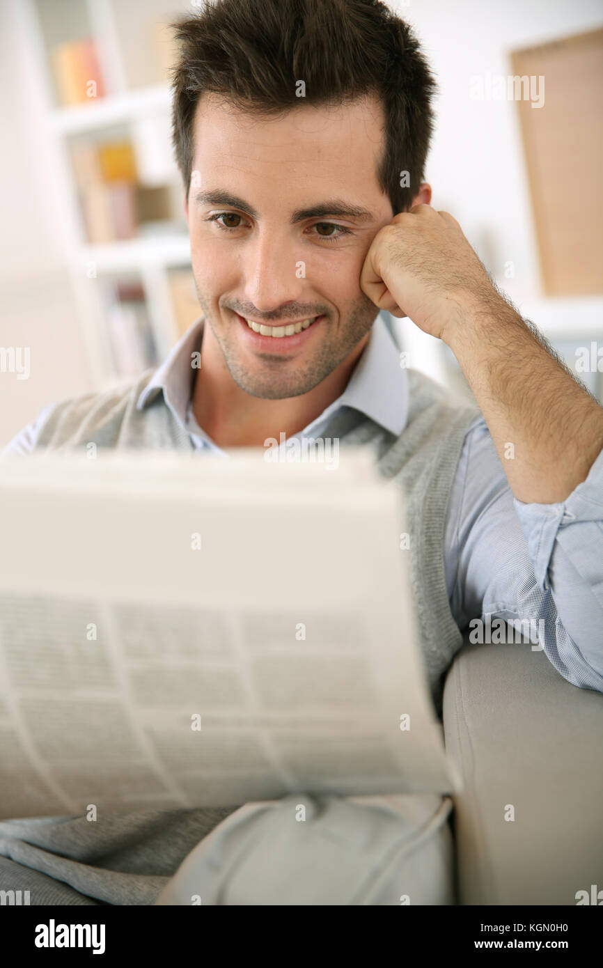 Newspaper article interior hi-res stock photography and images - Alamy