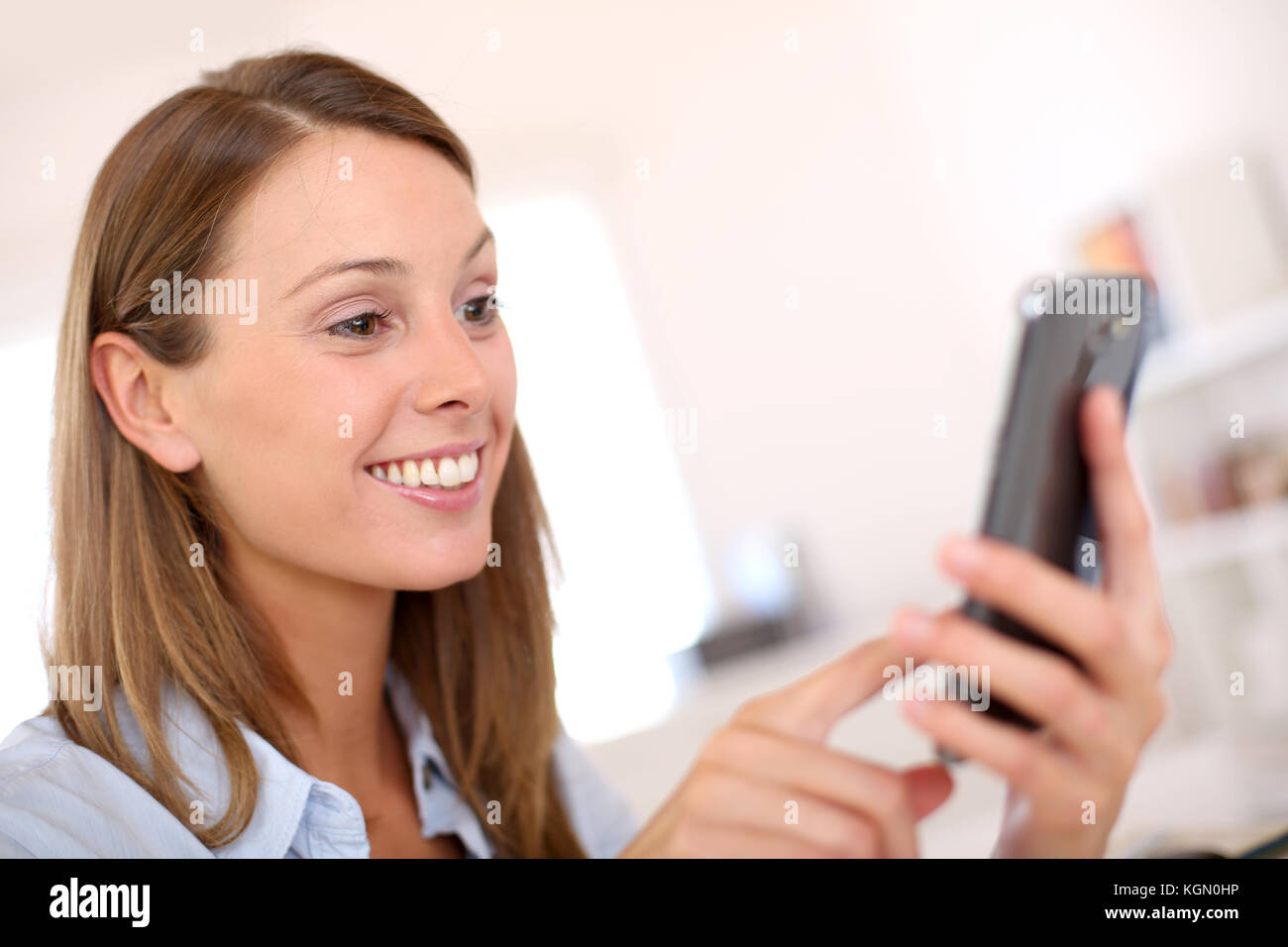 Woman in office using smartphone hi-res stock photography and images - Alamy