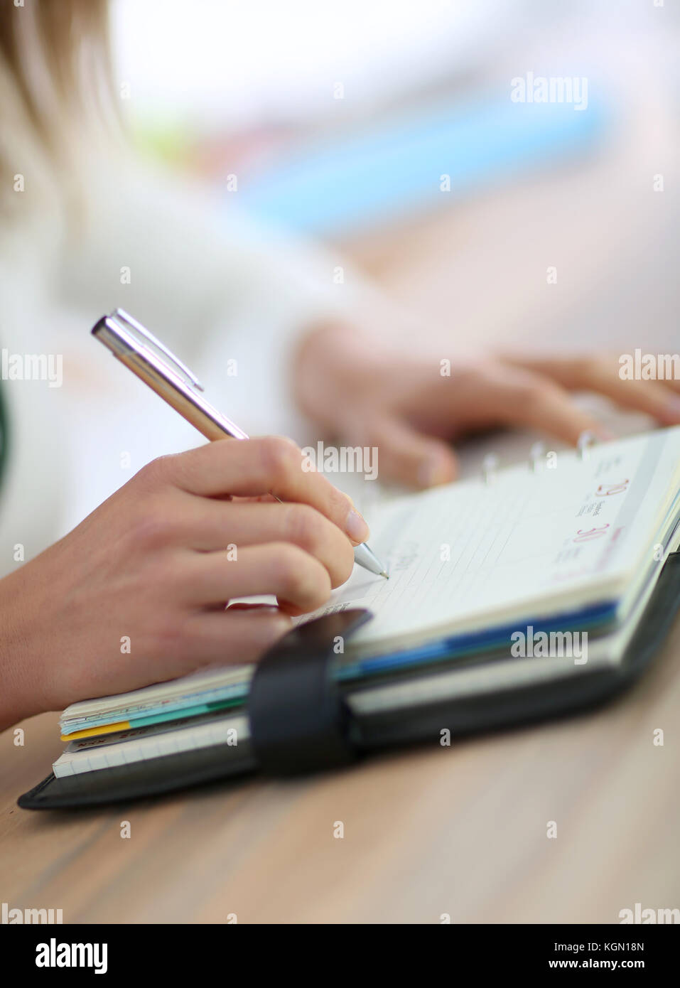 Womans hand writing note hi-res stock photography and images - Alamy