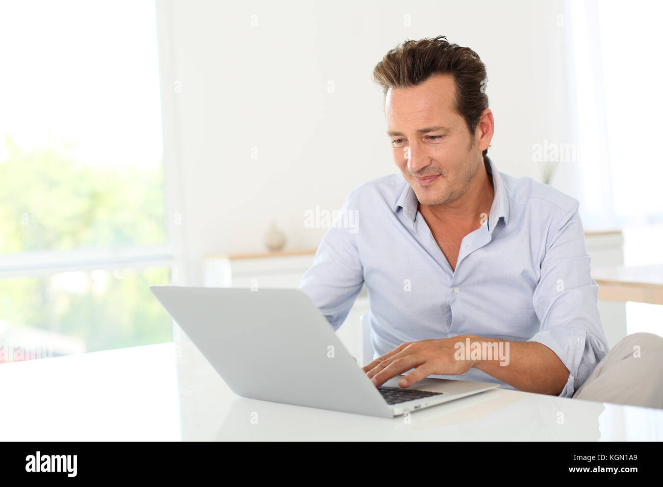 40-year-old man using laptop computer at home Stock Photo - Alamy