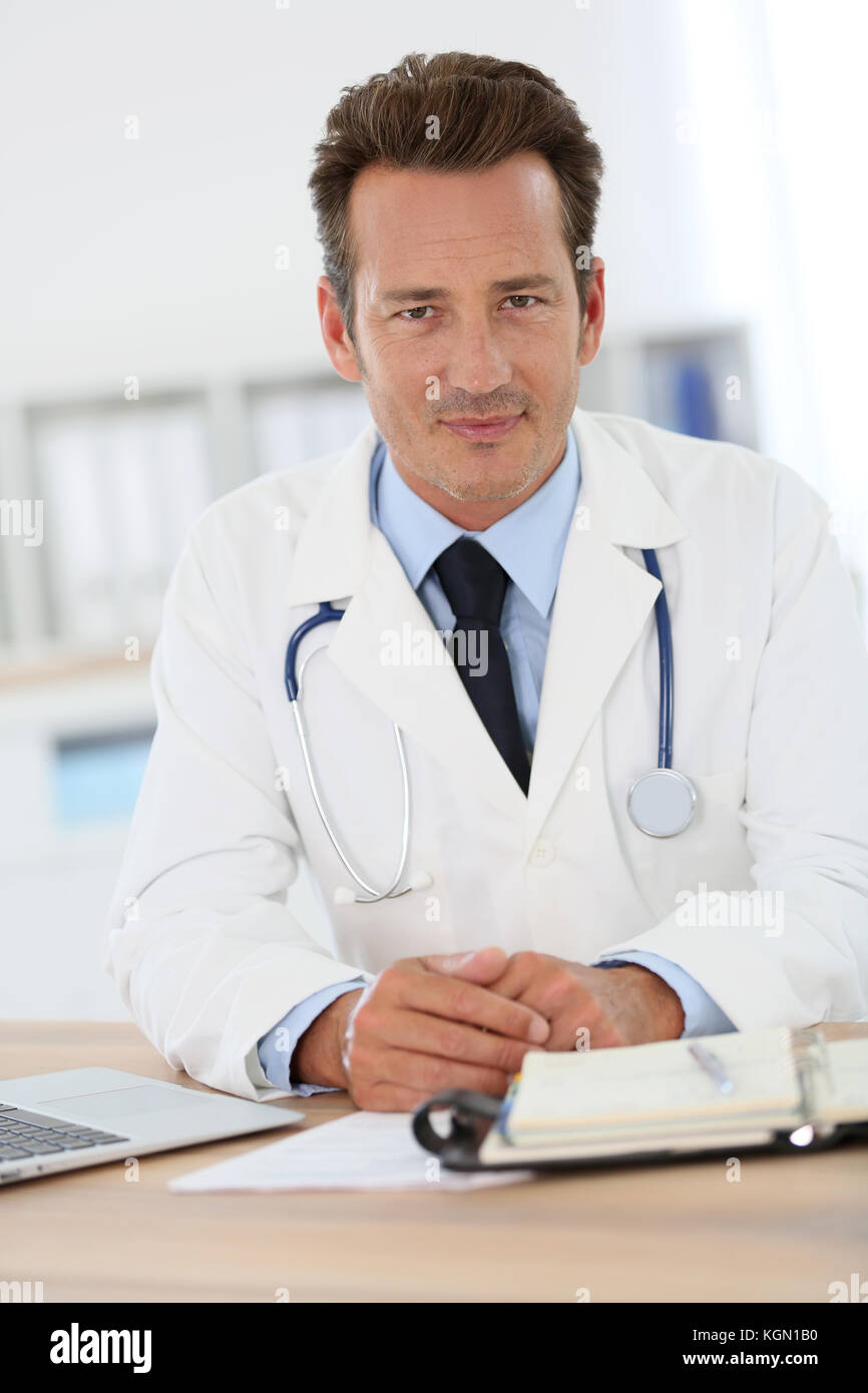 Old doctor smiling camera work hi-res stock photography and images - Alamy
