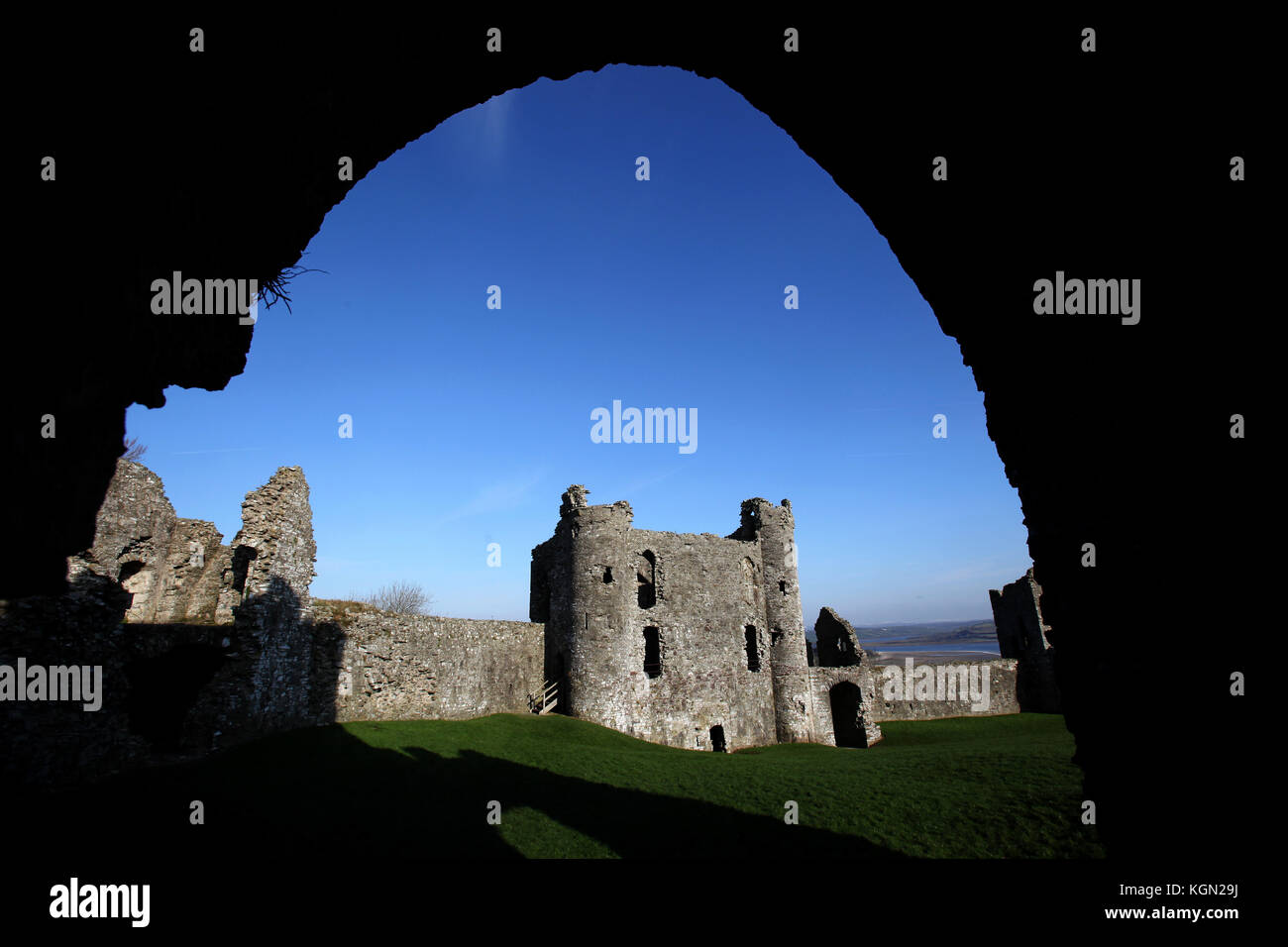Kidwelly Castle (Welsh: Castell Cydweli), a Norman castle overlooking ...