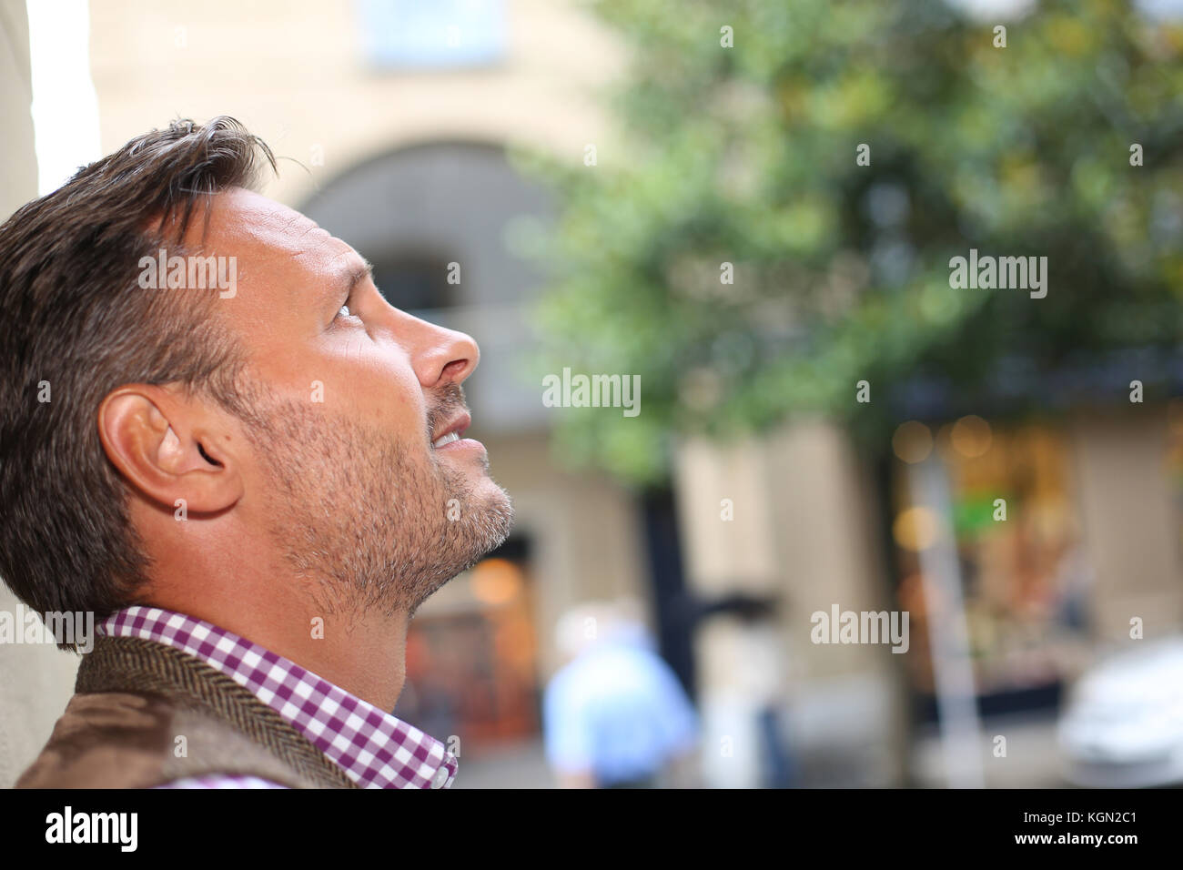 Old man looking up profile hi-res stock photography and images - Alamy
