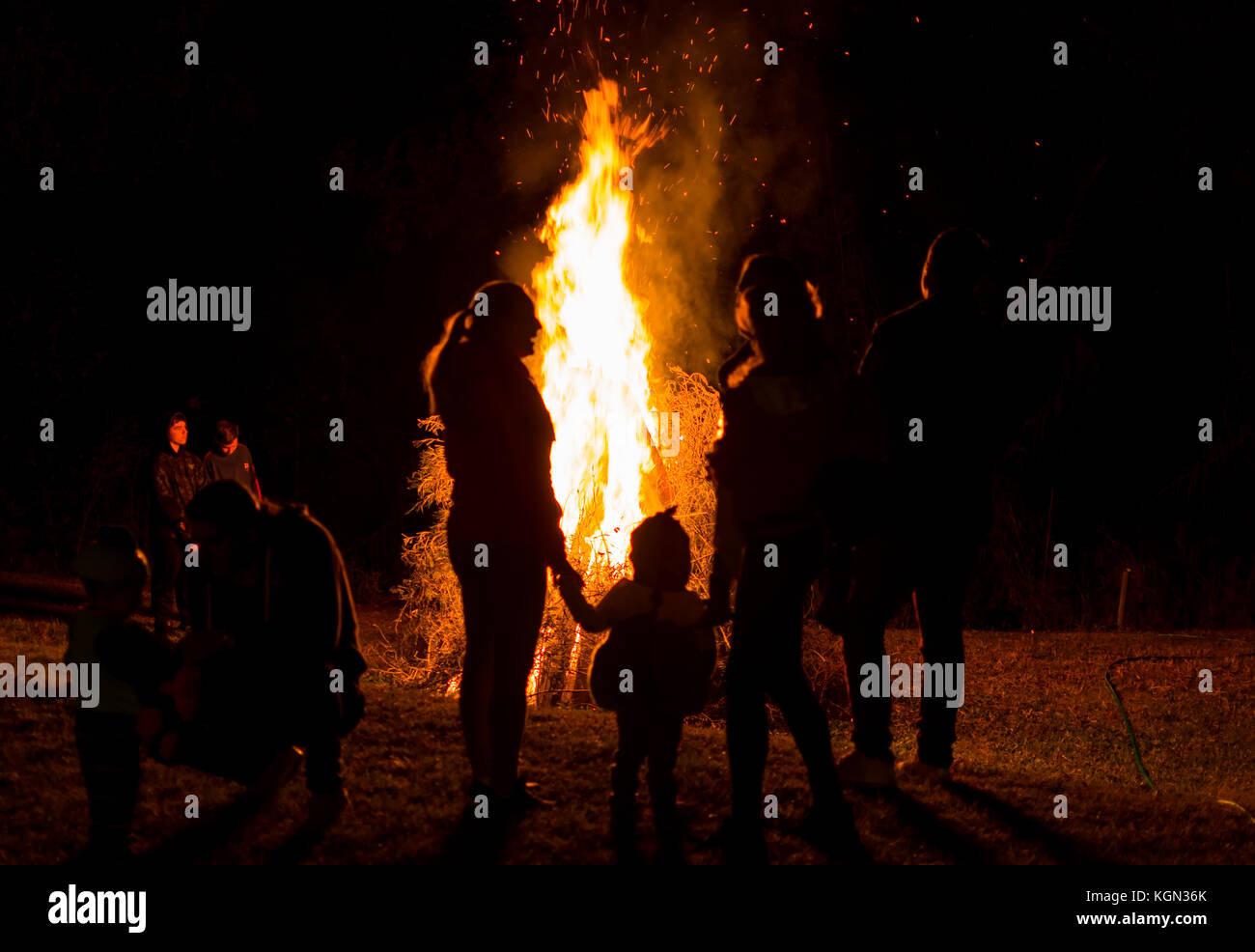 Family by bonfire hi-res stock photography and images - Alamy