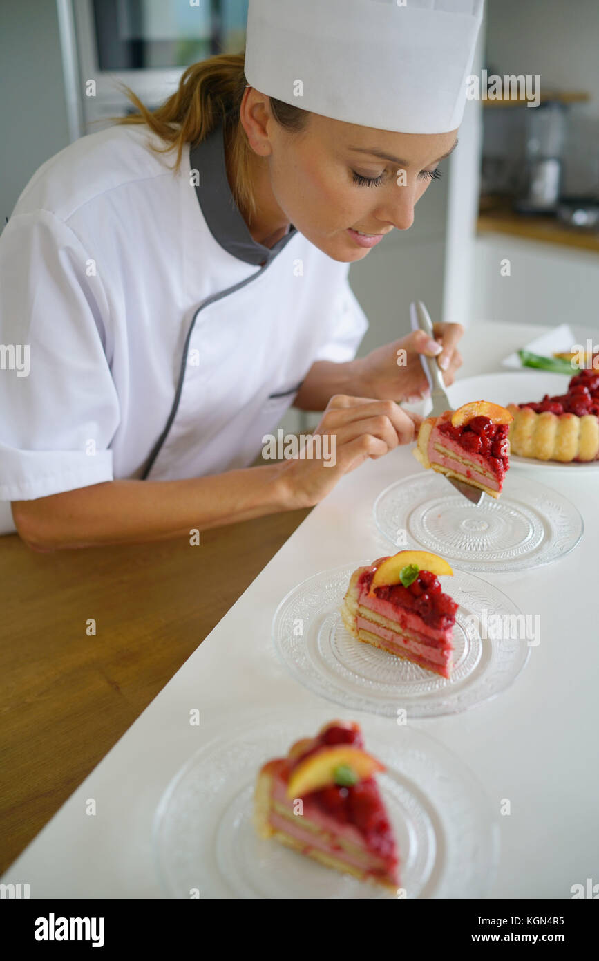 Professional pastry cook, cutting cake slices Stock Photo - Alamy