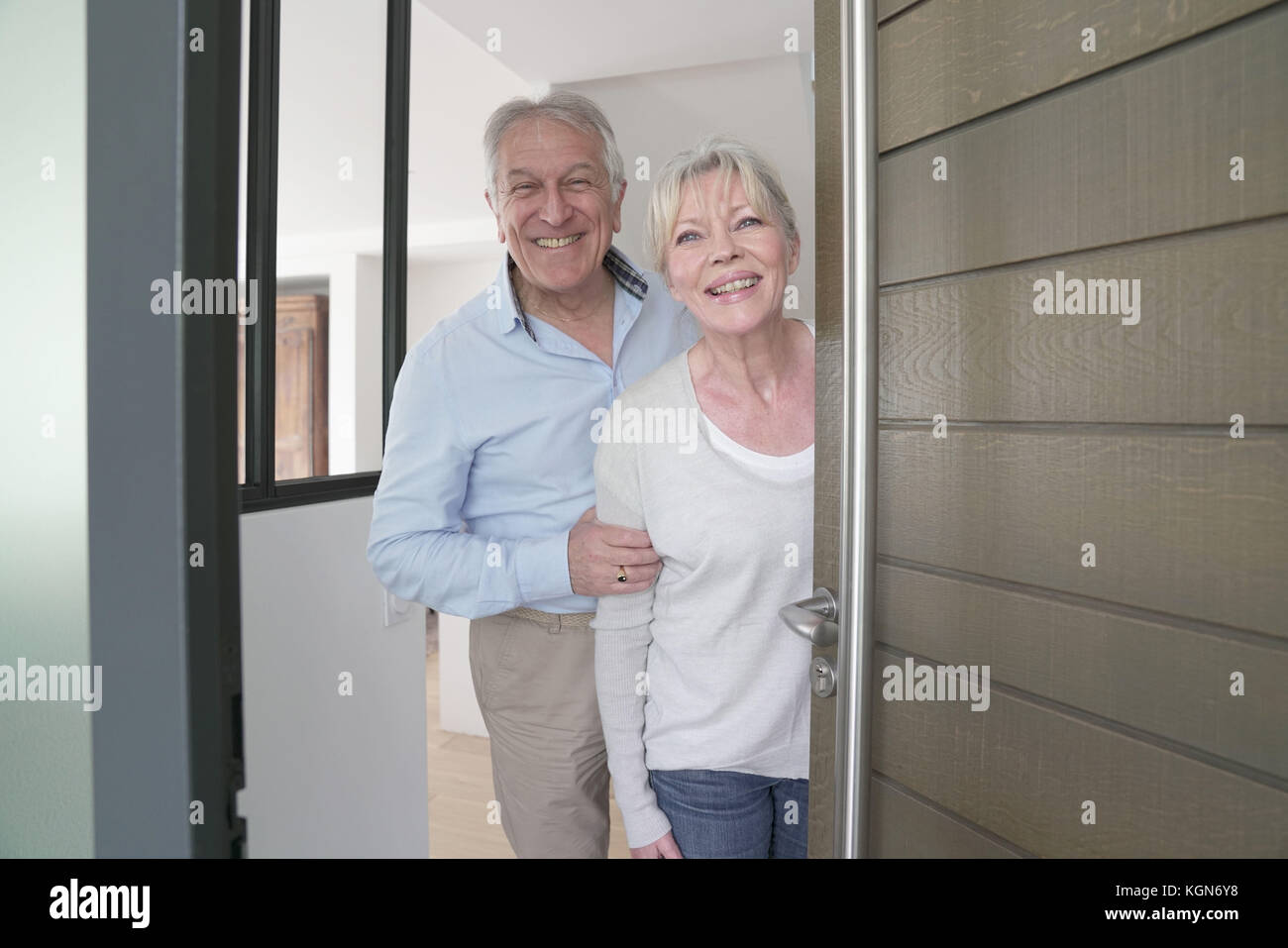 Senior people welcoming friends to enter home Stock Photo - Alamy Senior people welcoming friends to enter home Stock Photo - Alamy