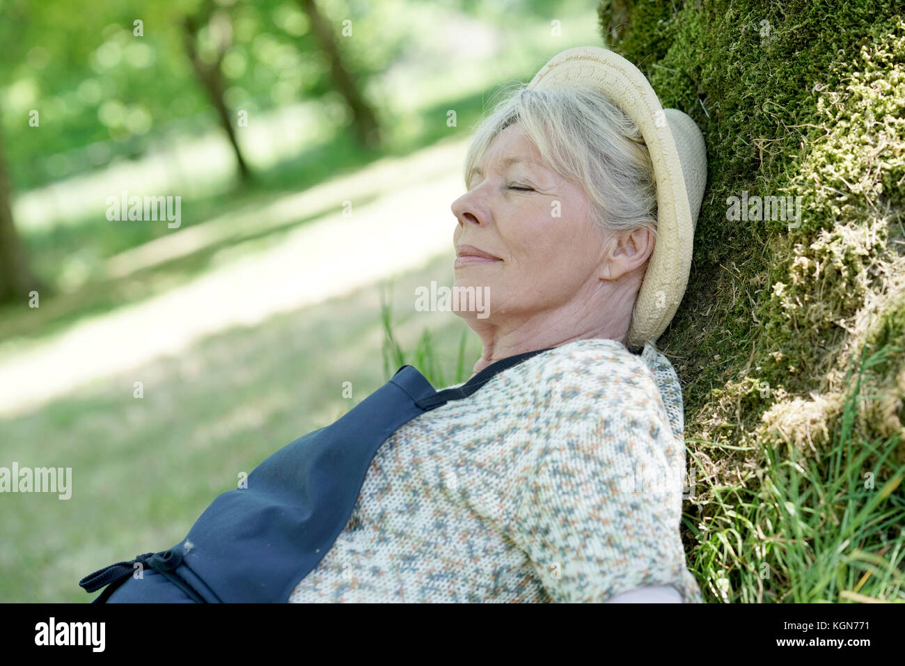 Elderly woman asleep in hi-res stock photography and images - Alamy