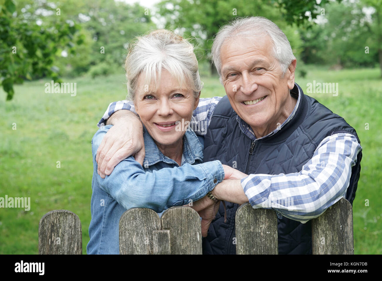 Old man leaning fence hi-res stock photography and images - Alamy