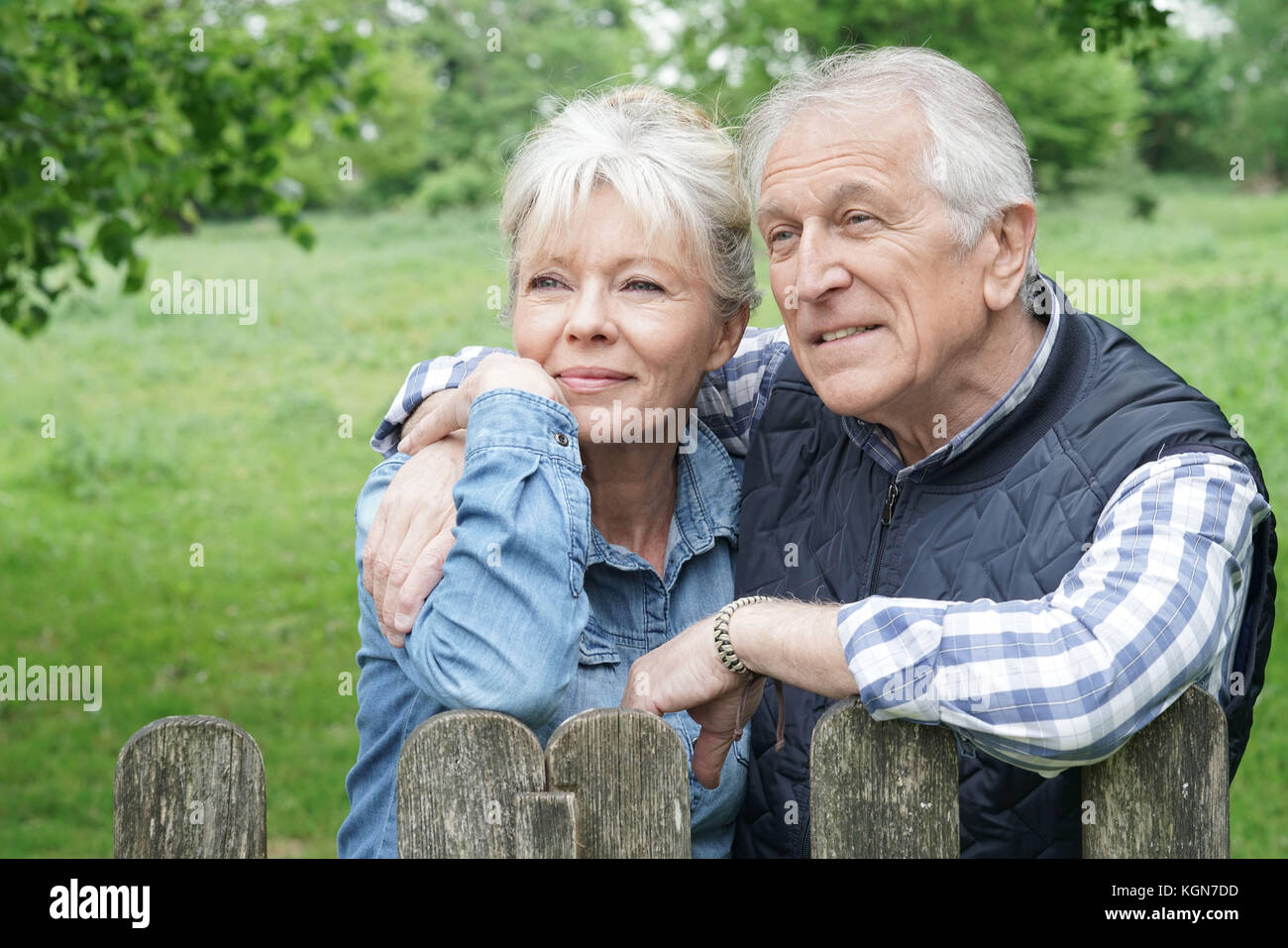 Old man leaning fence hi-res stock photography and images - Alamy