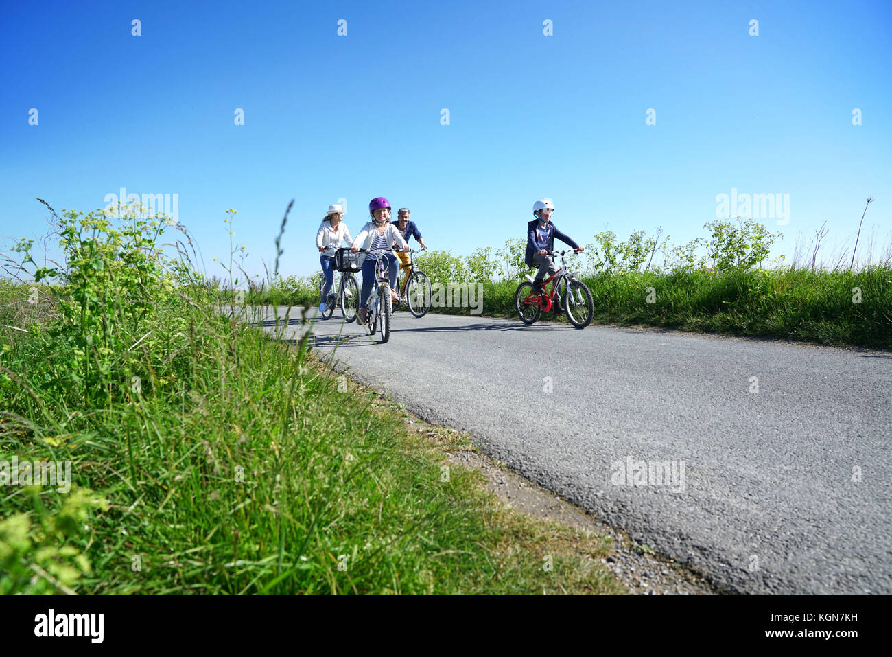 Kids riding bikes hi-res stock photography and images - Alamy