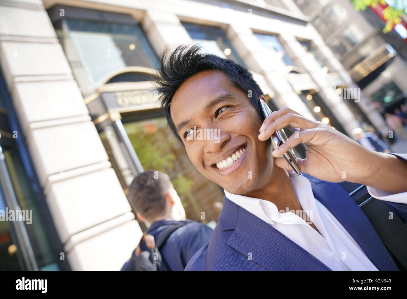 Businessman using smartphone in Manhattan city centre Stock Photo - Alamy