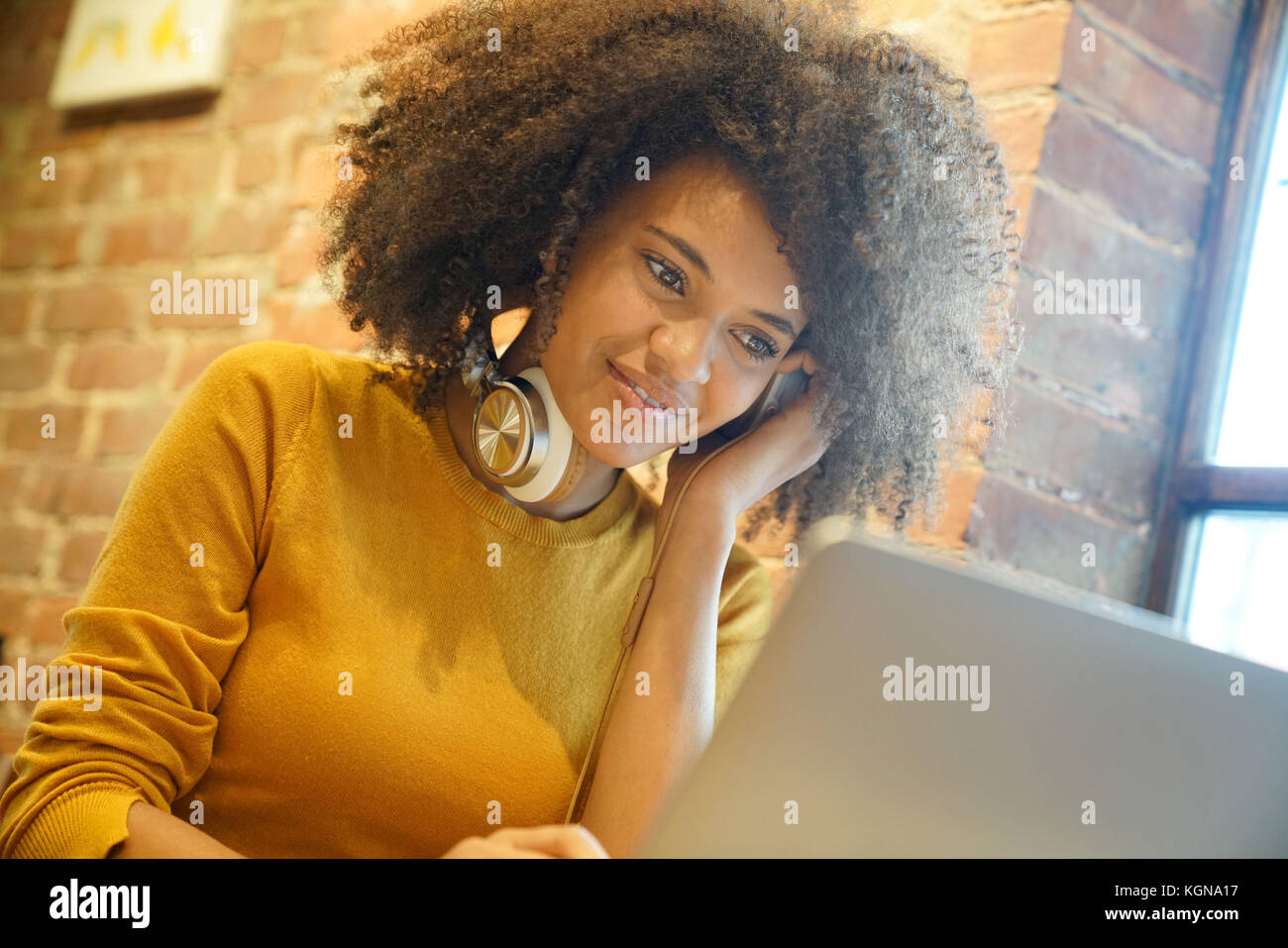 Girl with laptop hi-res stock photography and images - Alamy