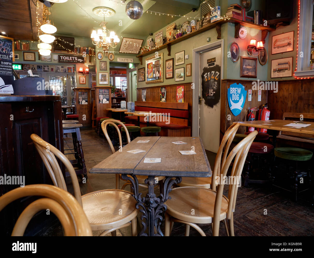 Empty pub interior england hi-res stock photography and images - Alamy