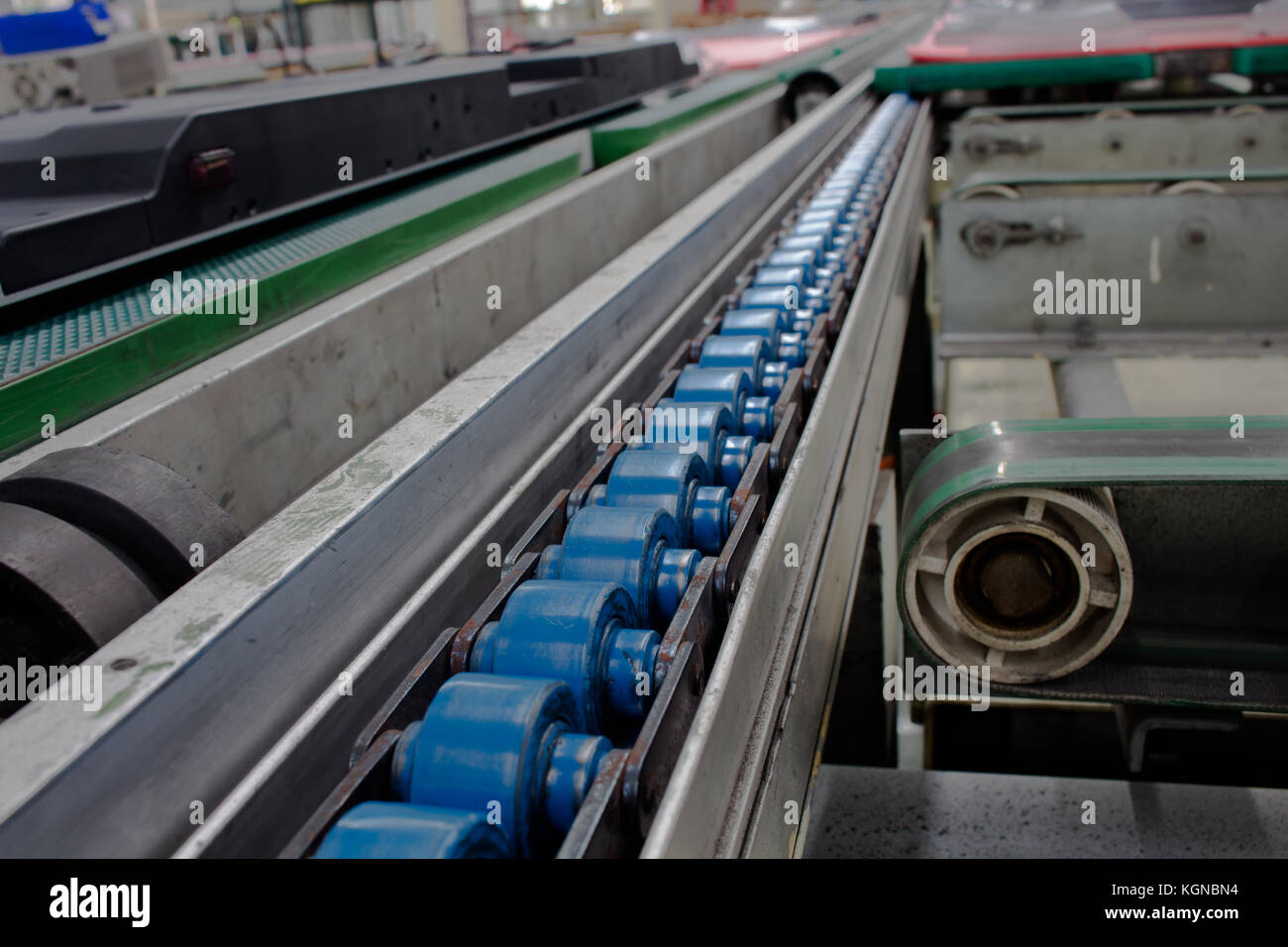 Food manufacturing conveyor hi-res stock photography and images - Alamy