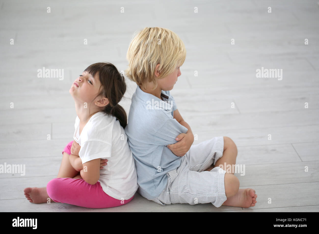 Kids sitting back to back hi-res stock photography and images - Alamy