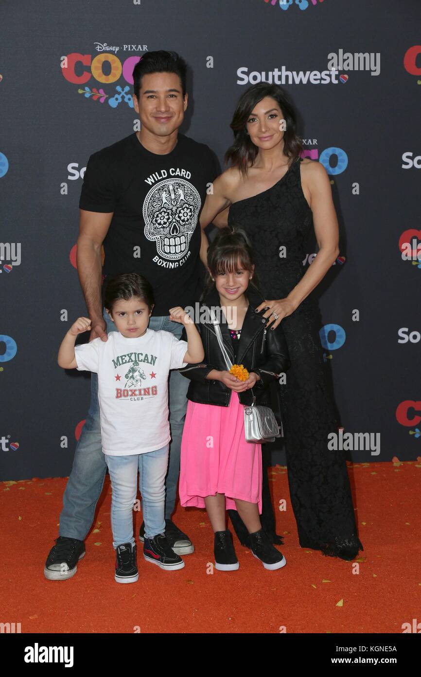 Los Angeles, CA, USA. 8th Nov, 2017. Mario Lopez, Dominic Lopez, Gia ...