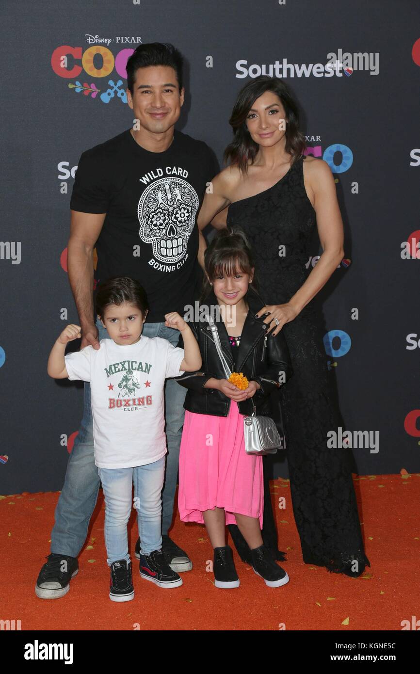 Los Angeles, CA, USA. 8th Nov, 2017. Mario Lopez, Dominic Lopez, Gia ...