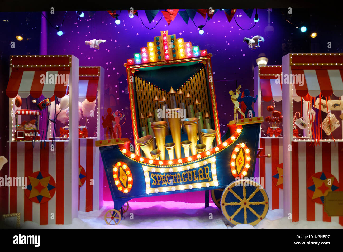 Paris, France. 8th Nov, 2017. Beth Ditto gives the kickoff of the ...