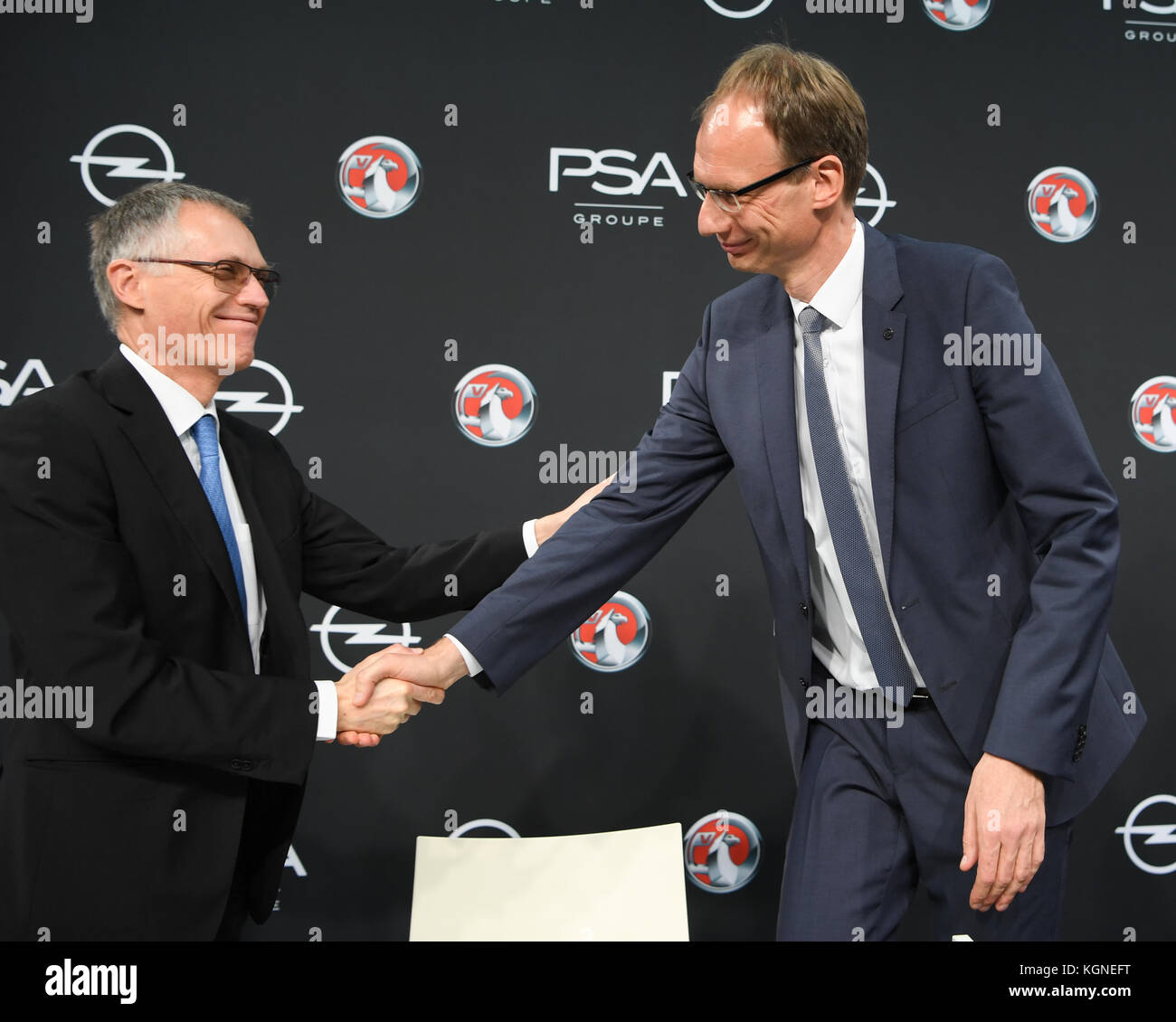 Ruesselsheim, Germany. 9th Nov, 2017. Opel's CEO Michael Lohscheller (R ...