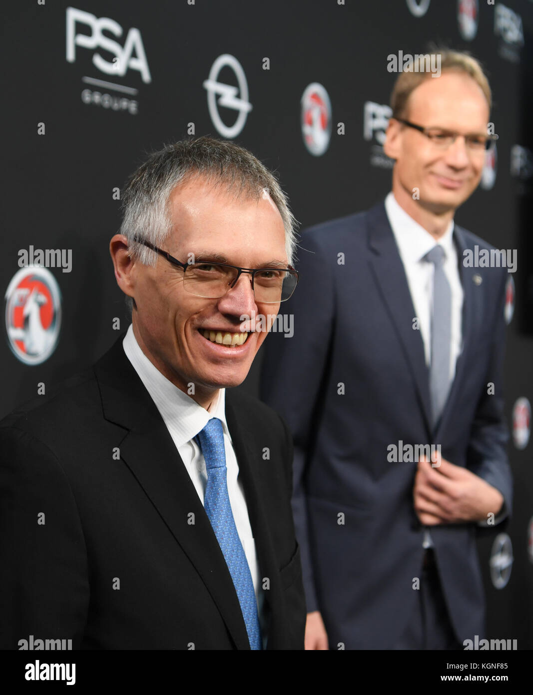 Ruesselsheim, Germany. 9th Nov, 2017. Opel's CEO Michael Lohscheller (R ...