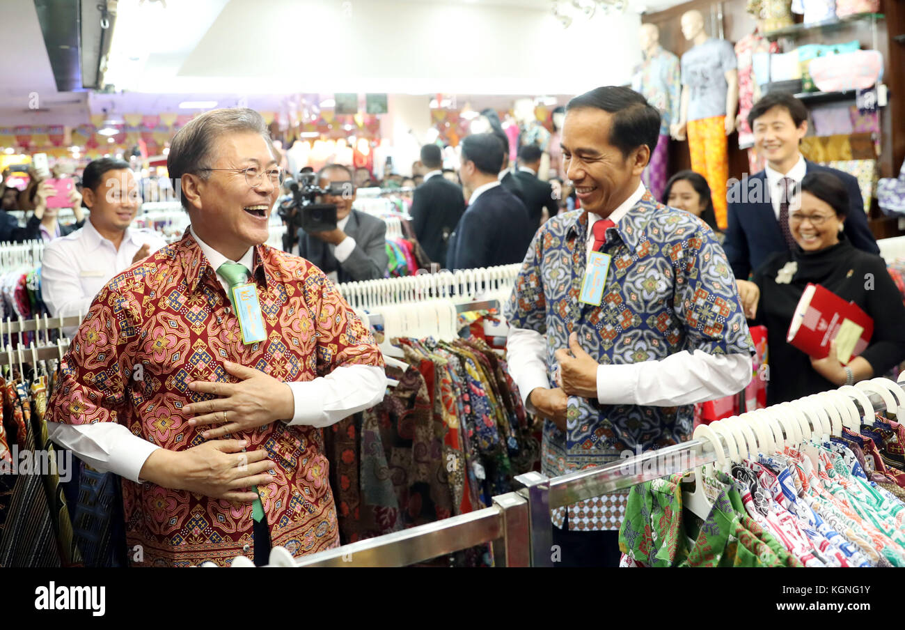 Moon meets with Widodo South Korean President Moon Jae-in (L) puts on a ...