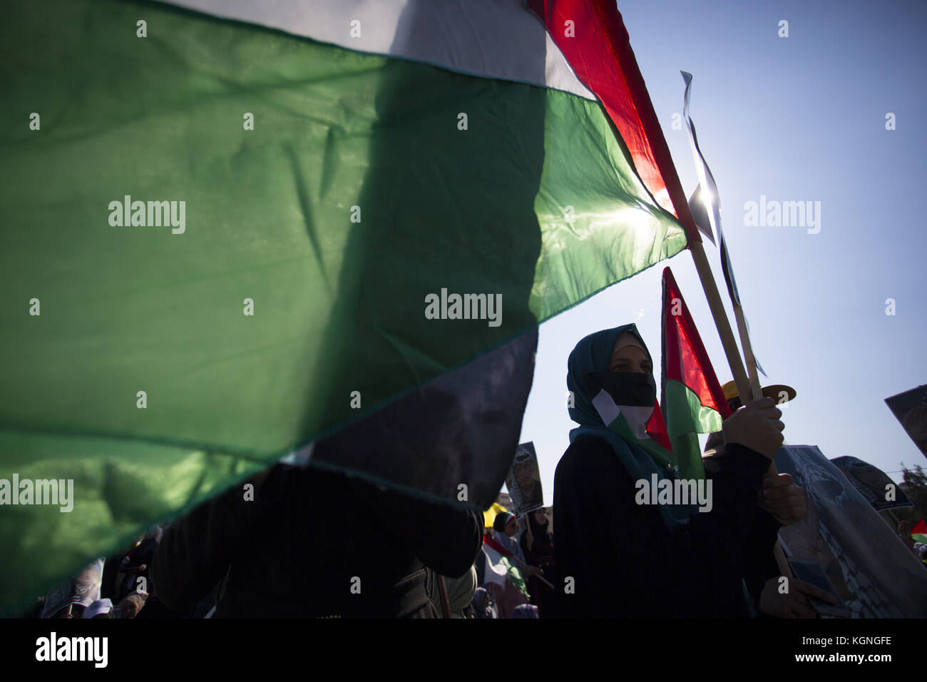 Gaza City, The Gaza Strip, Palestine. 9th Nov, 2017. Palestinians wave ...