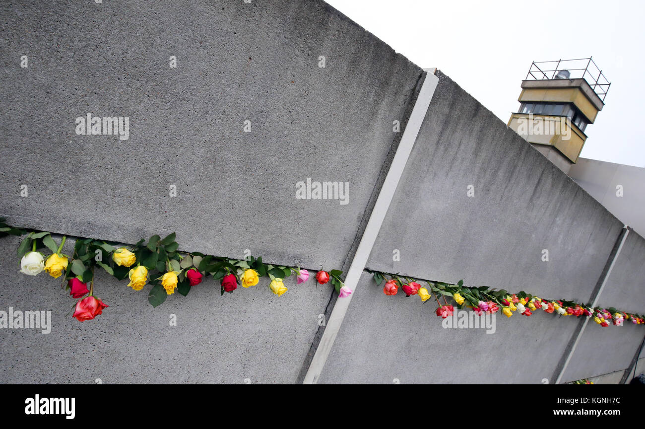 Berlin, Germany. 9th Nov, 2017. Teenagers put roses into the wall ...
