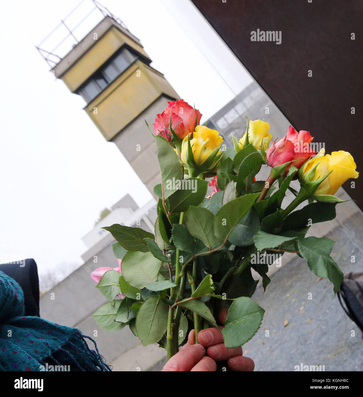 Berlin, Germany. 9th Nov, 2017. Teenagers put roses into the wall ...