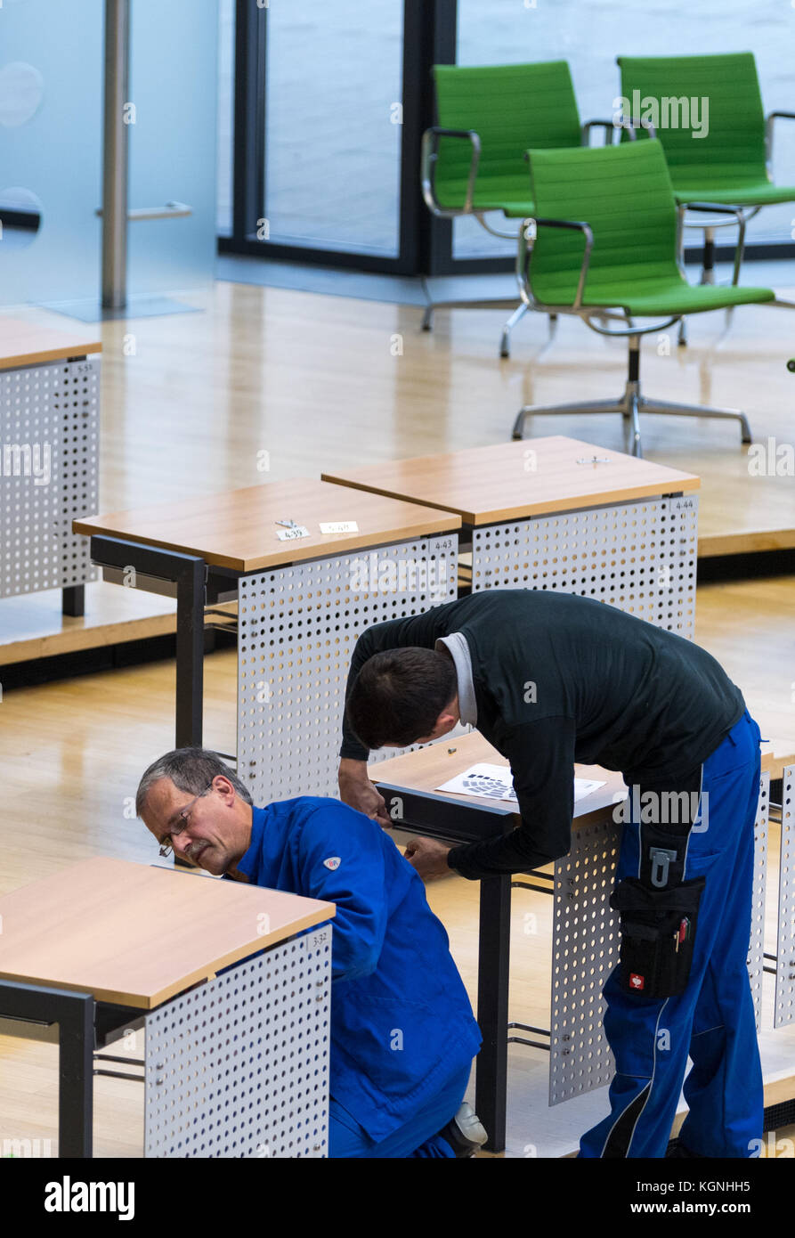 Dresden, Germany. 9th Nov, 2017. Workers change the seating arrangement ...