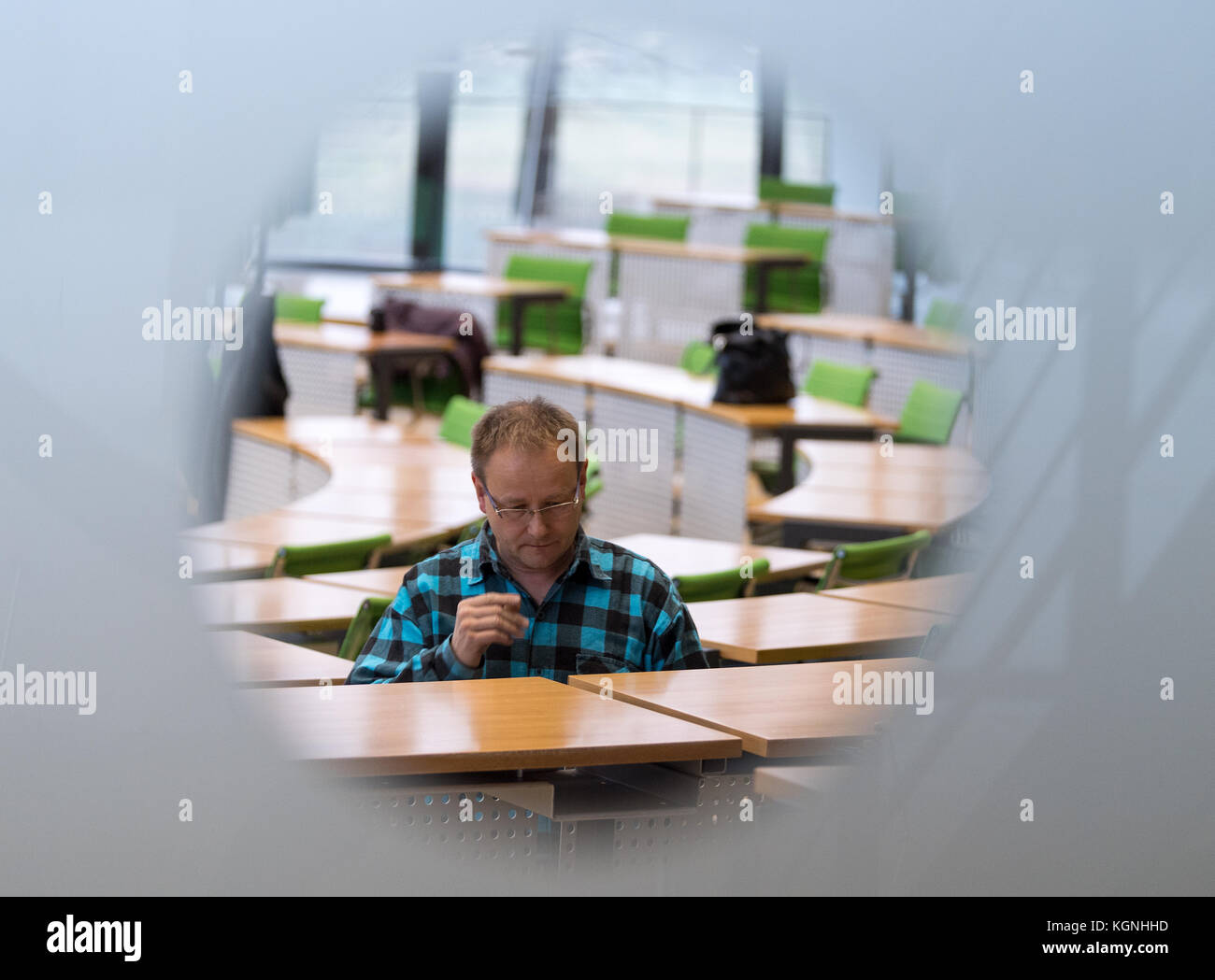 Dresden, Germany. 9th Nov, 2017. Workers change the seating arrangement ...