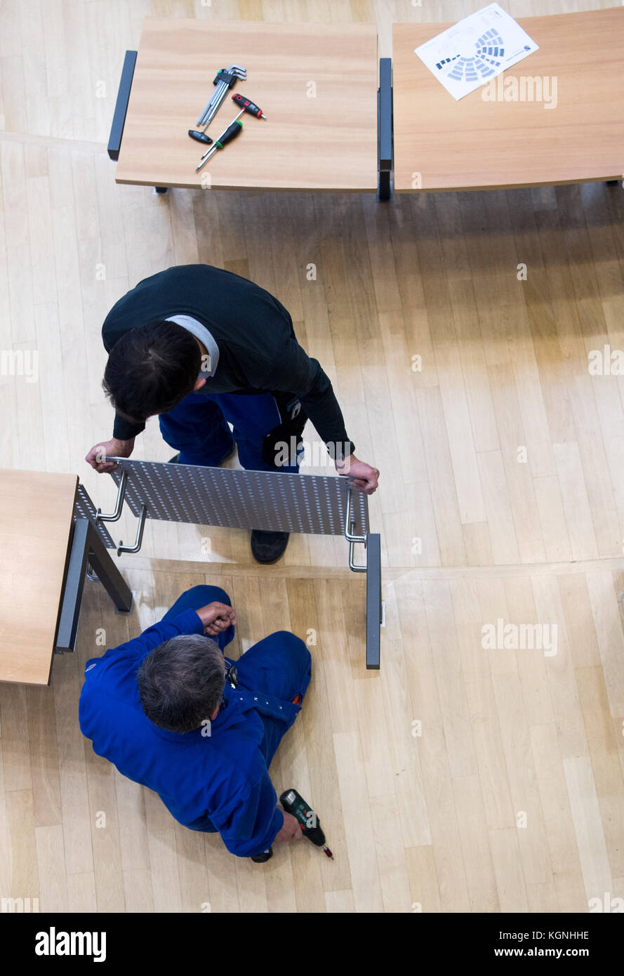 Dresden, Germany. 9th Nov, 2017. Workers change the seating arrangement ...