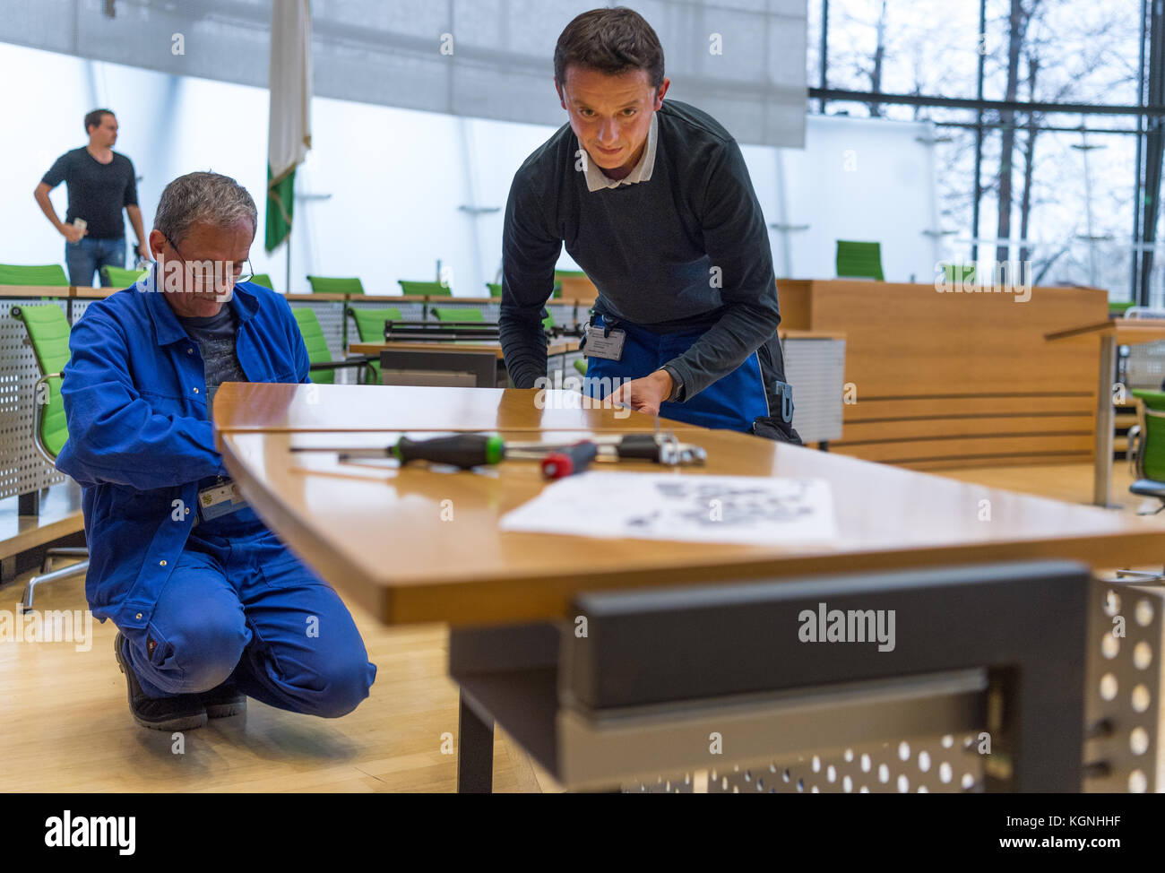 Dresden, Germany. 9th Nov, 2017. Workers change the seating arrangement ...