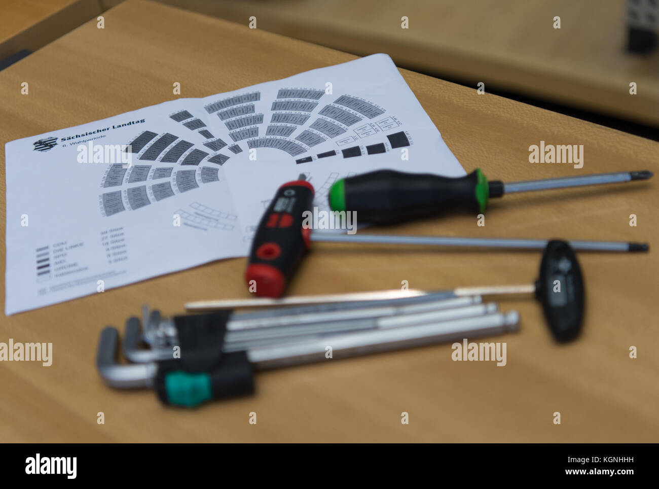 Dresden, Germany. 9th Nov, 2017. Workers change the seating arrangement ...