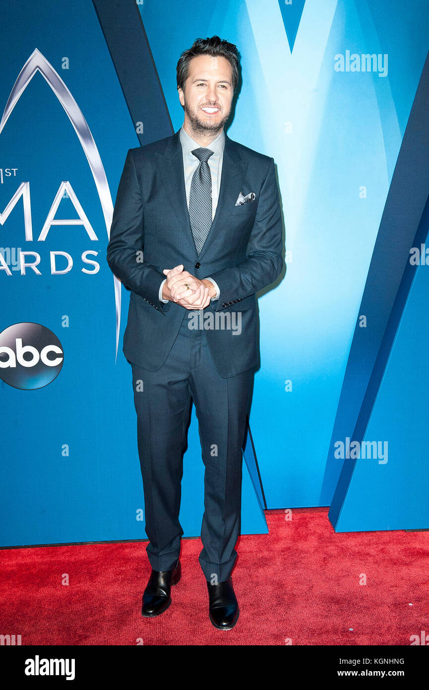 Nashville, USA. 8th Nov, 2017. Singer LUKE BRYAN arrives on the red ...