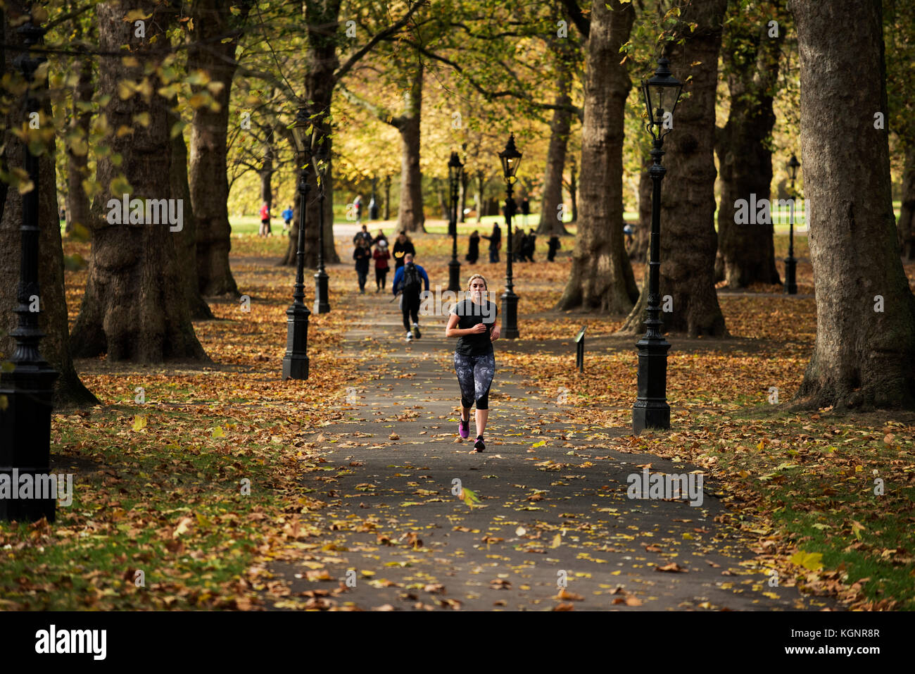 Green Park, London. 10th Nov, 2017. UK Weather. Joggers and walkiers ...