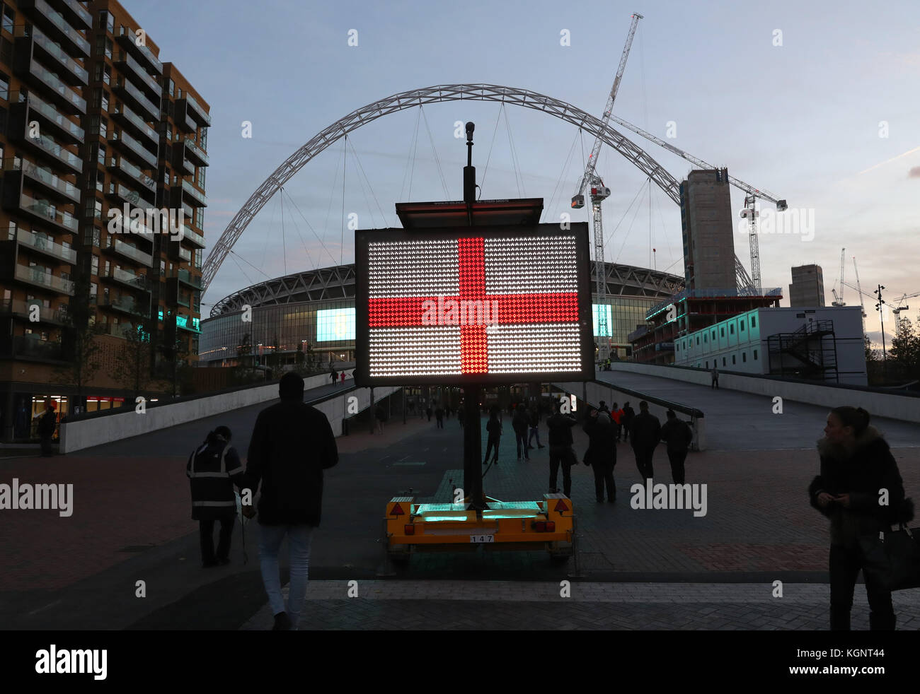 London, UK. 10th Nov, 2017. The flag of England on a mobile stand-up ...