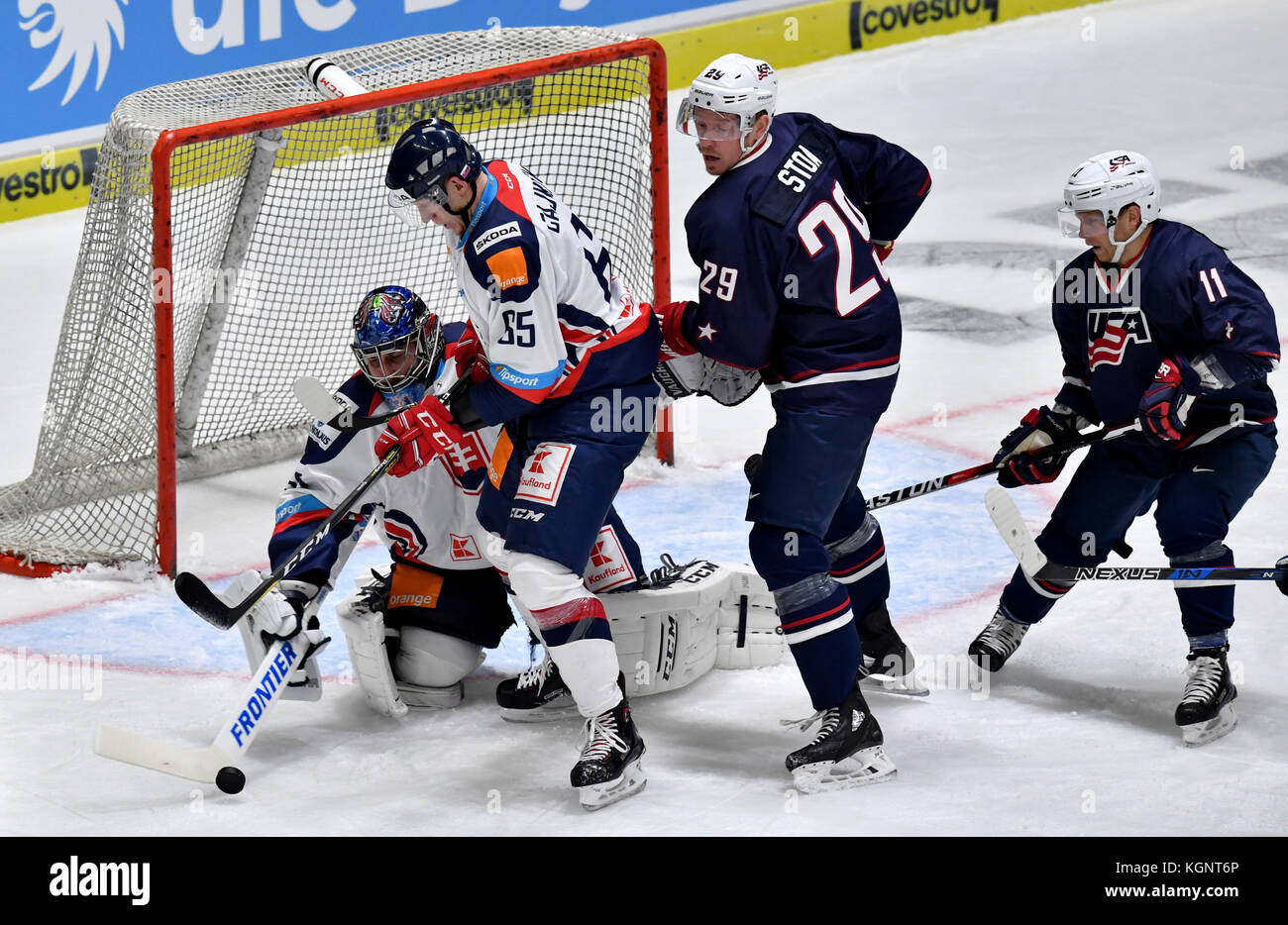 Augsburg, Germany. 10th Nov, 2017. Ryan Stoa (2-L) and USA's Ryan Lasch ...