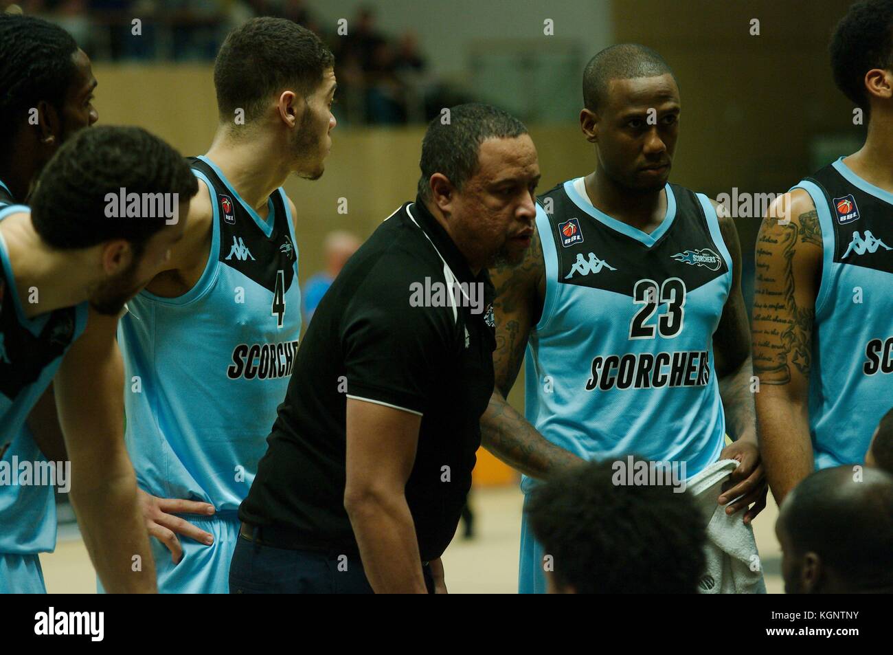 Coach talking basketball team hi-res stock photography and images - Alamy