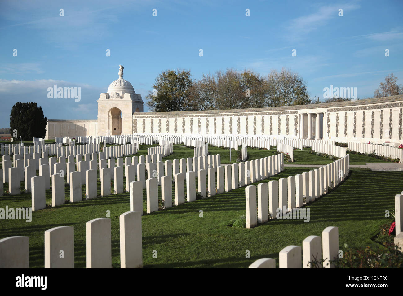 Passchendaele, Belgium. 10th Nov, 2017. White gravestones shine in ...