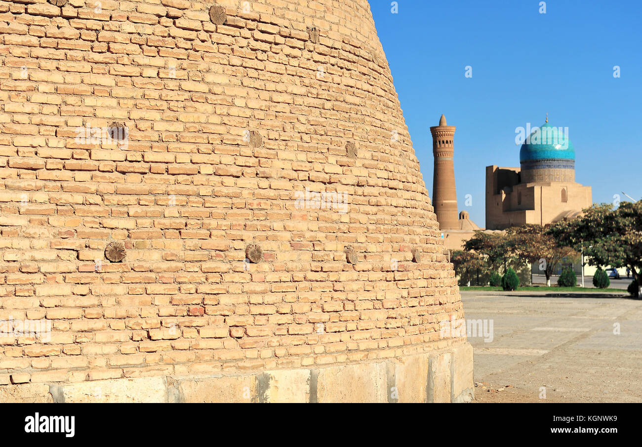 Bukhara: mosque, Kalyan minaret and fortress Stock Photo - Alamy