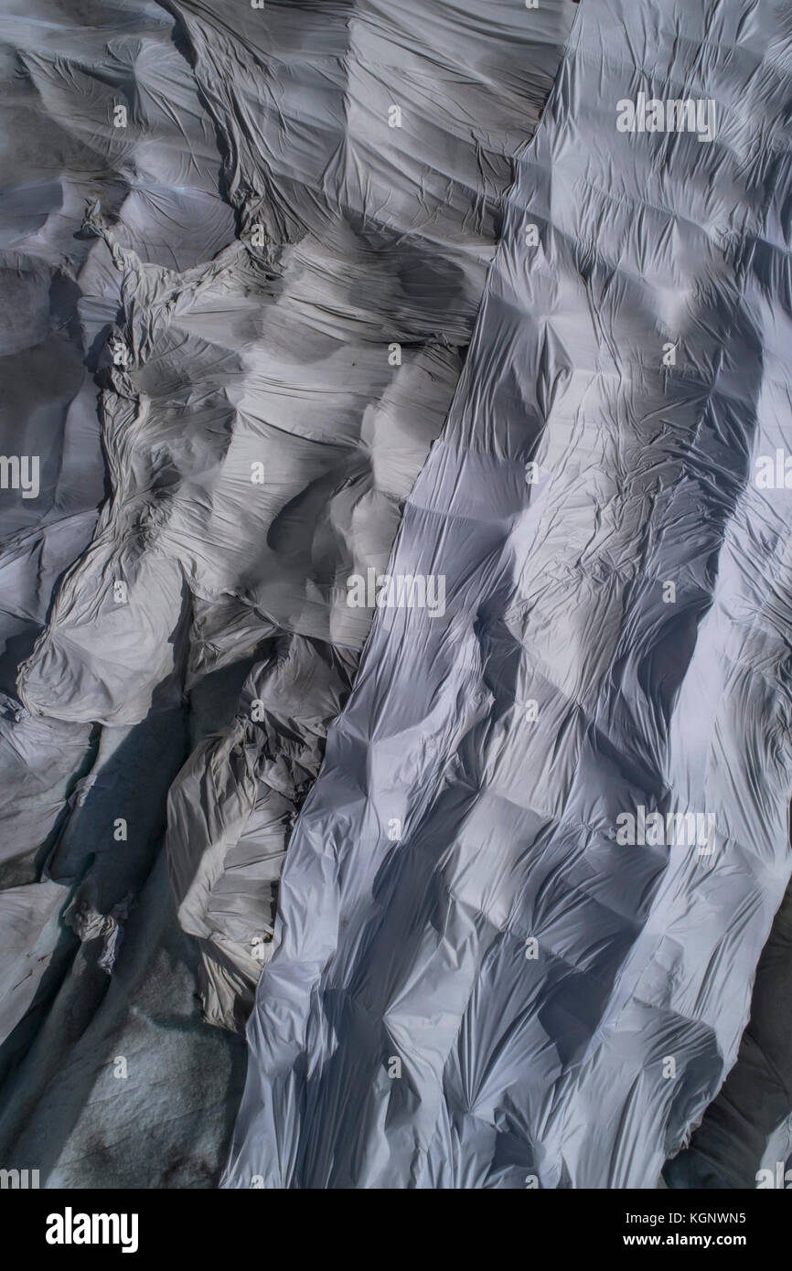 Covering tarpaulin hi-res stock photography and images - Alamy