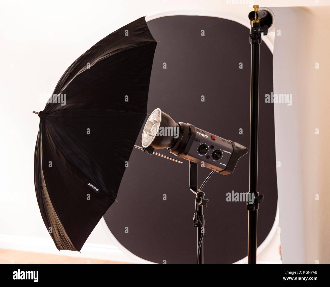 Black studio backdrop hi-res stock photography and images - Alamy
