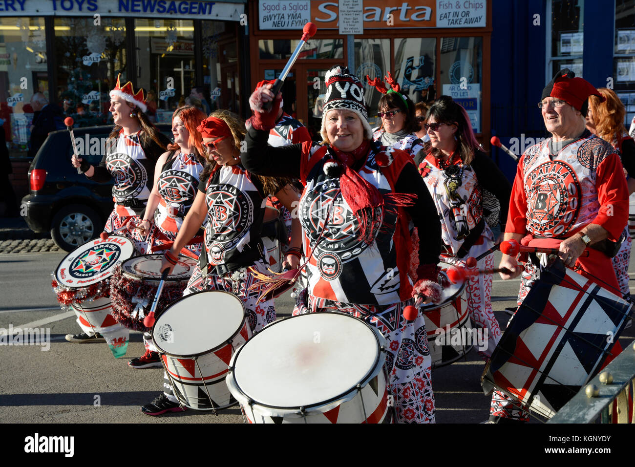 Performing in the street hi-res stock photography and images - Alamy