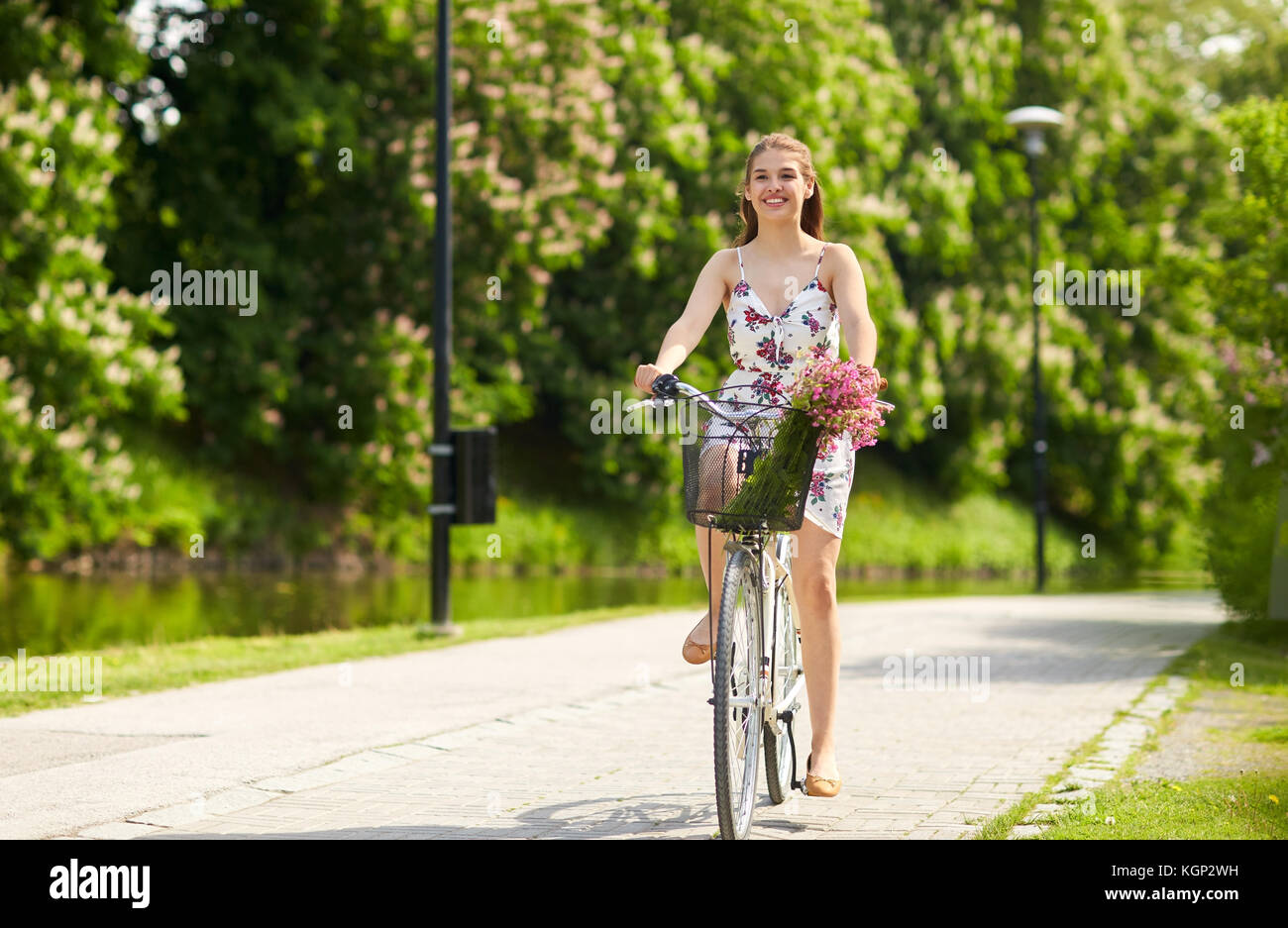 happy woman riding fixie bicycle in summer park Stock Photo - Alamy