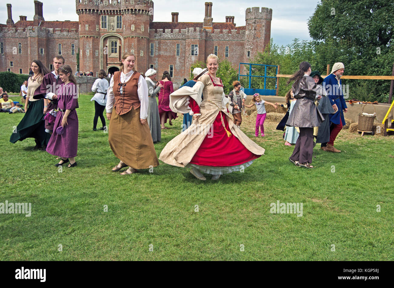 Historical re enactment group costume hi-res stock photography and ...