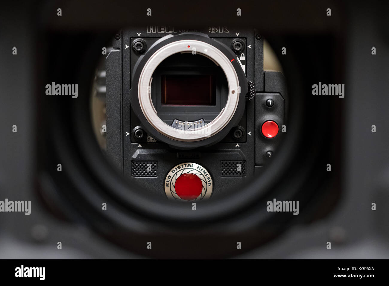 Red cinema camera hi-res stock photography and images - Alamy