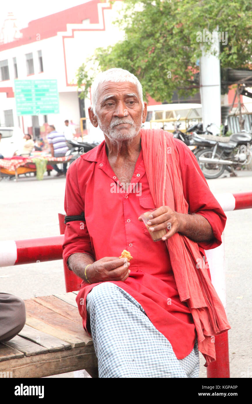 Porters, Coolies, Sahayaks, Indian railway 'coolies', The life of a ...