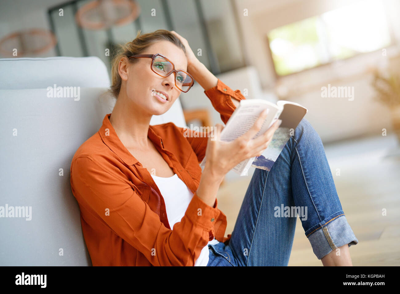 Girl reading book smiling camera hi-res stock photography and images ...