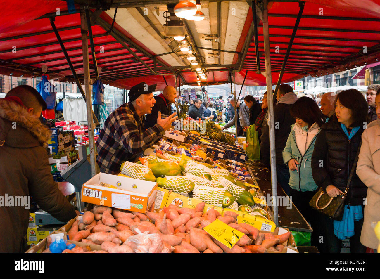 The traditional and famous Fischmarkt in the dockland area of Hamburg ...